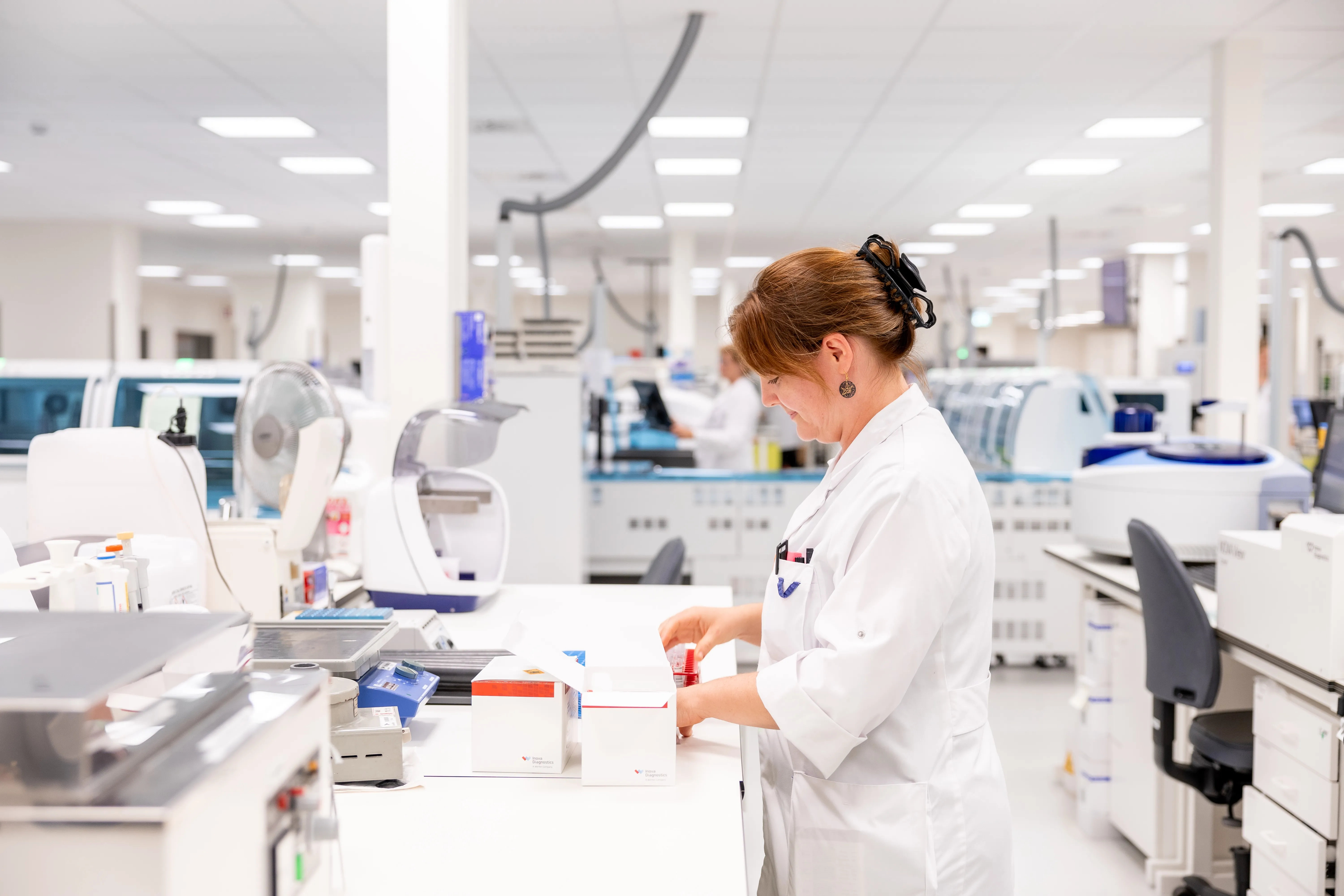 Medewerker aan labotafel